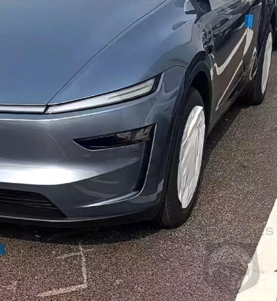 Real-World Shots Of Tesla's 2025 Model Y Juniper Surface - AutoSpies ...
